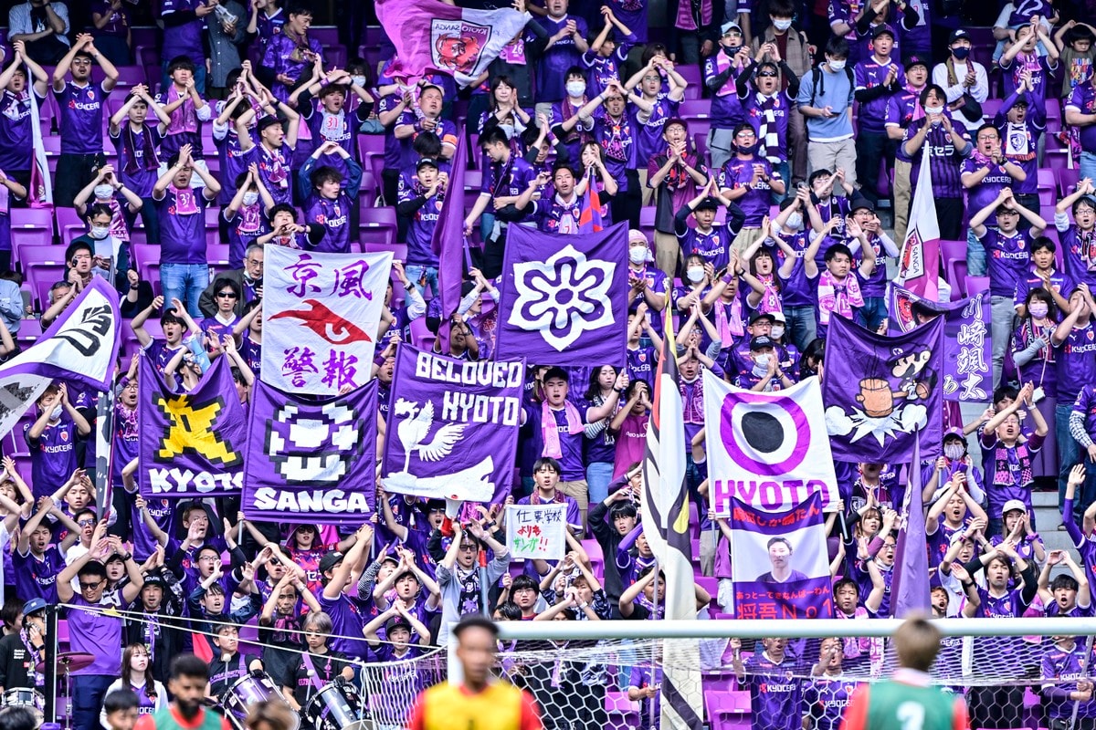 「凄すぎて声も出んw」J1京都の“救世主”FWラファエル・エリアスの豪快ヘッドでの6戦6発にファン脱帽！「点取りすぎだろ」「なんでそんな強いヘディングを撃てる？」の声 | サッカー批評Web