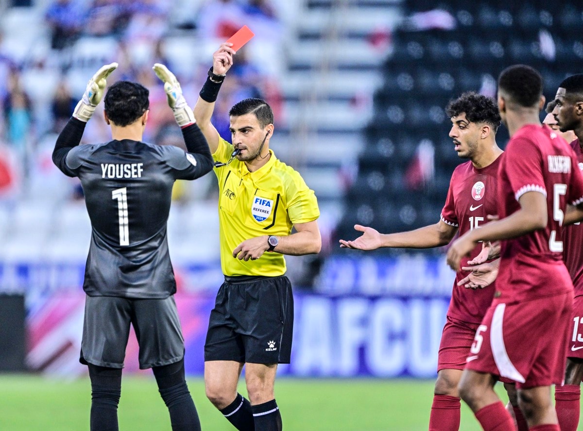 (2ページ目) 「足裏腹キックはあかんすよ…」U23日本代表FW細谷真大へのカタールGKの退場キック場面が議論呼ぶ……「飛び蹴り」がトレンド入りも、「たまたまでは」「かわいそう」の声も ...