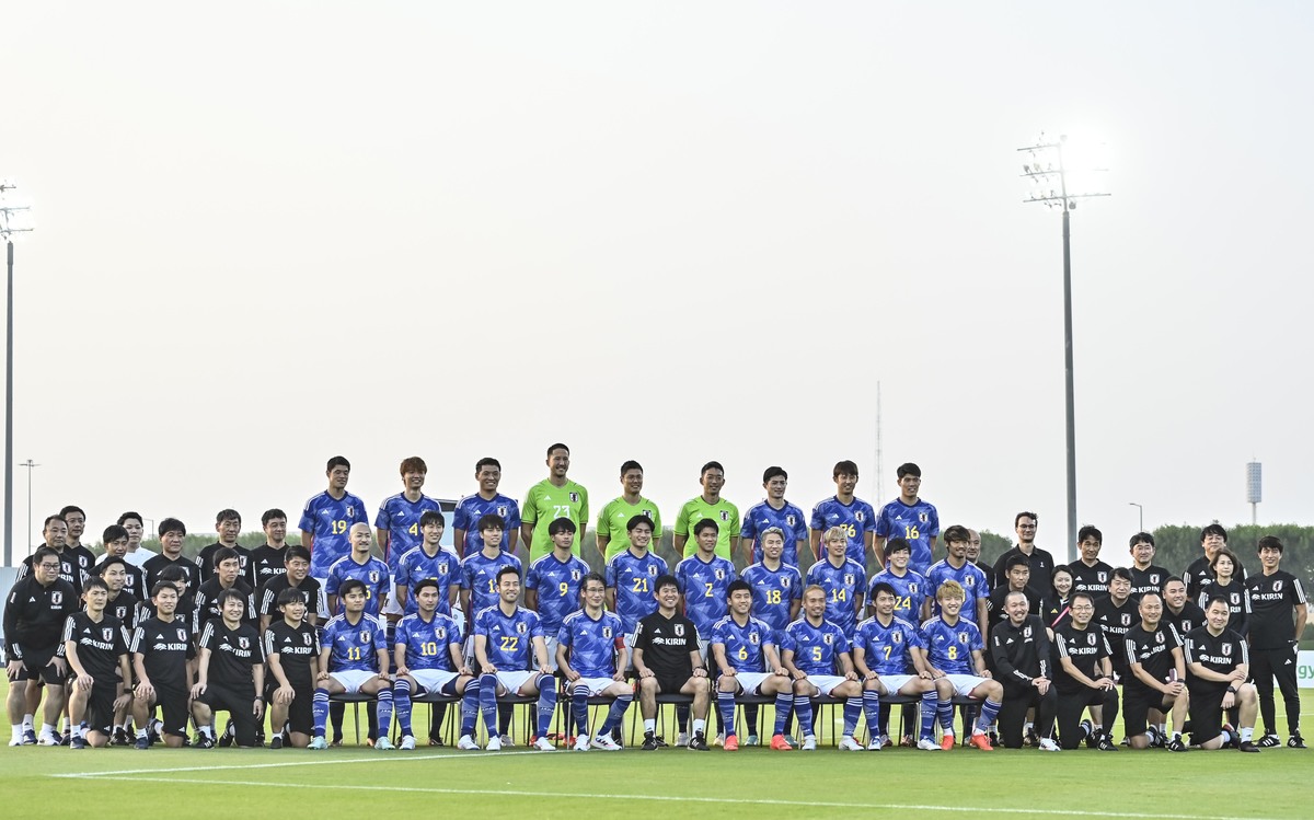 「こちらにも折り鶴」サッカー日本代表のワールドカップ宿泊ホテルに「17羽の折り鶴」! 帯同シェフが公開した、森保一監督との「指サイン写真」や