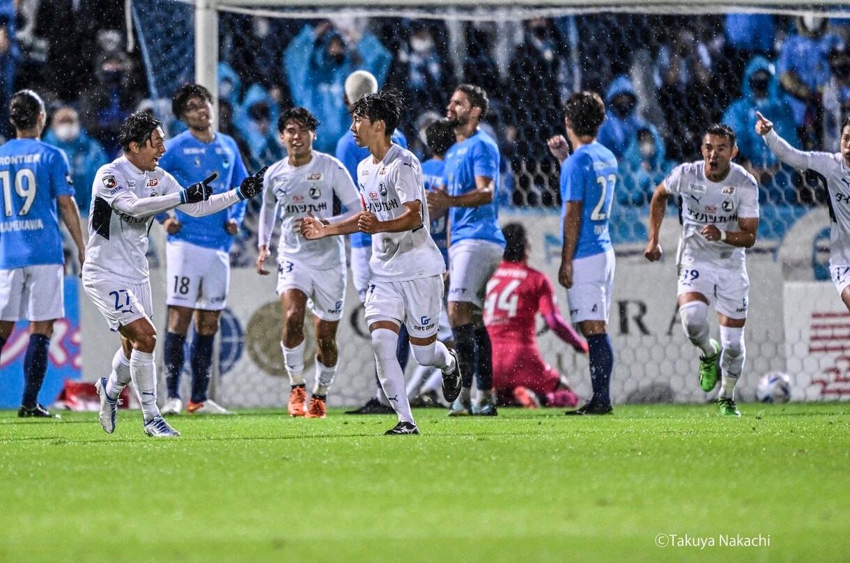 画像・写真：「やばかった」「ビューティフルFK」J1昇格をかけた横浜FCとの一戦で「スーパーゴラッソ」飛び出す！ 雨中のスリッピーさも感じさせない大分トリニータMF下田北斗の左足 | Jリーグ ...