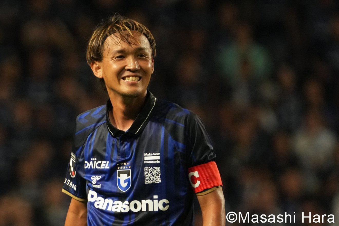 ｢あっ入ったの？｣G大阪FW宇佐美貴史がキャプテンマーク巻き直してる間に“ヒュメット砲”炸裂！ ACL快勝ダメ押しゴール時の“後ろにいる主将”が面白い！ | サッカー批評Web