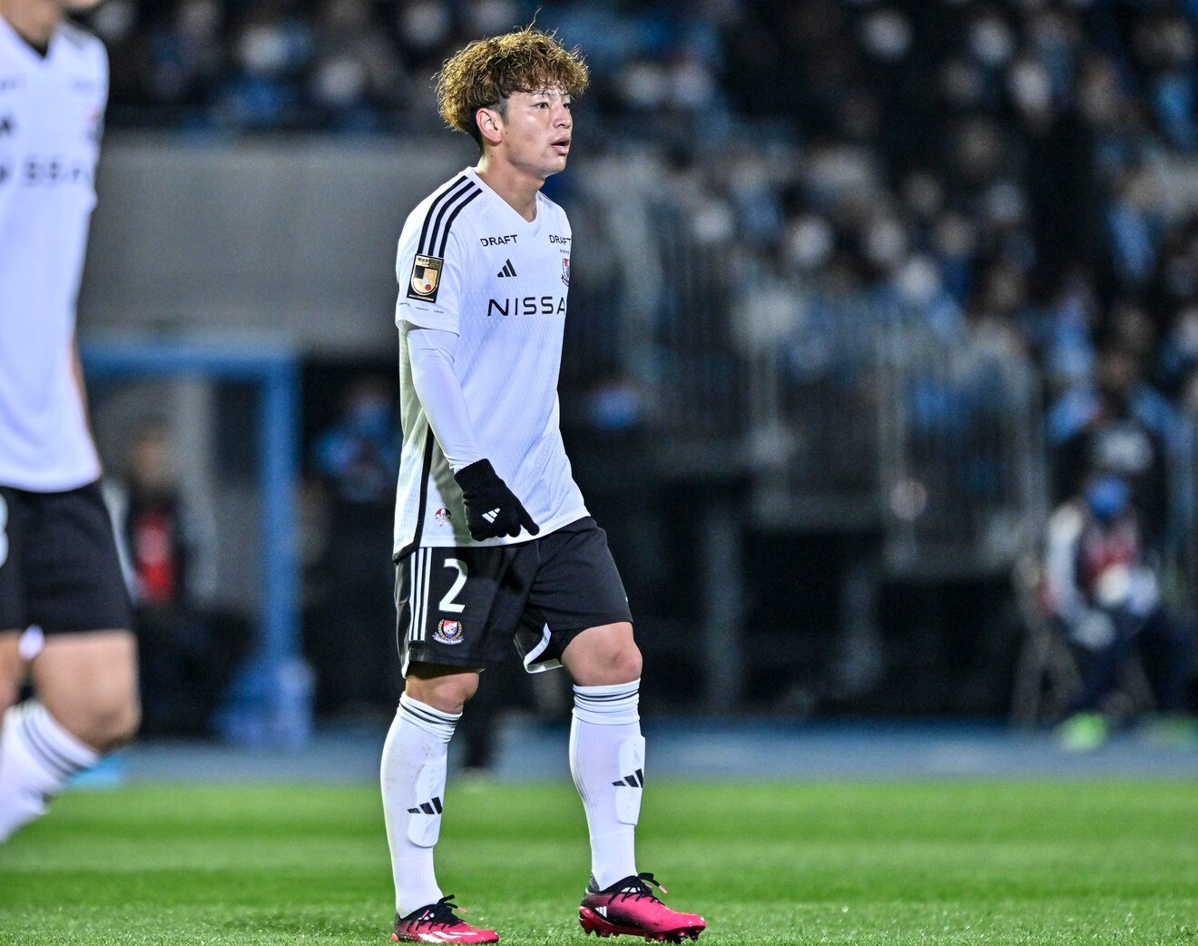 「こんなん蹴れるん!?」J1横浜FMのDF永戸勝也の「無回転の直接FK弾」の軌道がエグすぎる！ 本田圭佑、三浦淳宏を彷彿とさせる「悪魔の左足」にファン驚愕 | サッカー批評Web