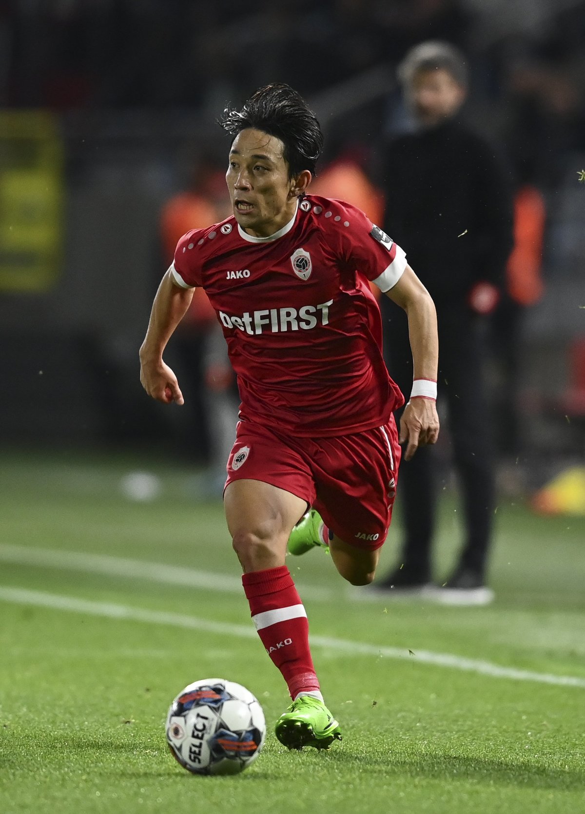 「素晴らしいチームメイト」長期離脱のサッカー元日本代表MF三好康児にロイヤル・アントワープFCの仲間が“粋なエール”！ クラブもSNSで写真とメッセージを送る！ | 概要 | 海外サッカー ...