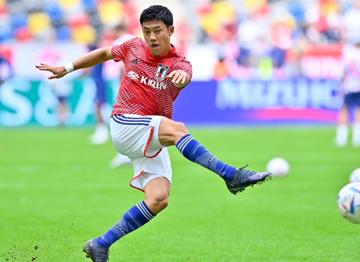 「救急車で反応があった」脳震とうの遠藤航についてクラブが公表! 試合後のロッカールームで遠藤のユニフォームを掲げたシュツットガルトの