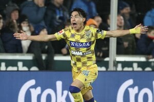 ｢ナイスゴール｣林大地のリーグ3連覇王者相手の1G1Aを｢ピッチ目線｣で堪能！ 橋岡大樹が絶妙クロスでお膳立て | 概要 | 海外サッカー | ニュース | サッカー批評Web