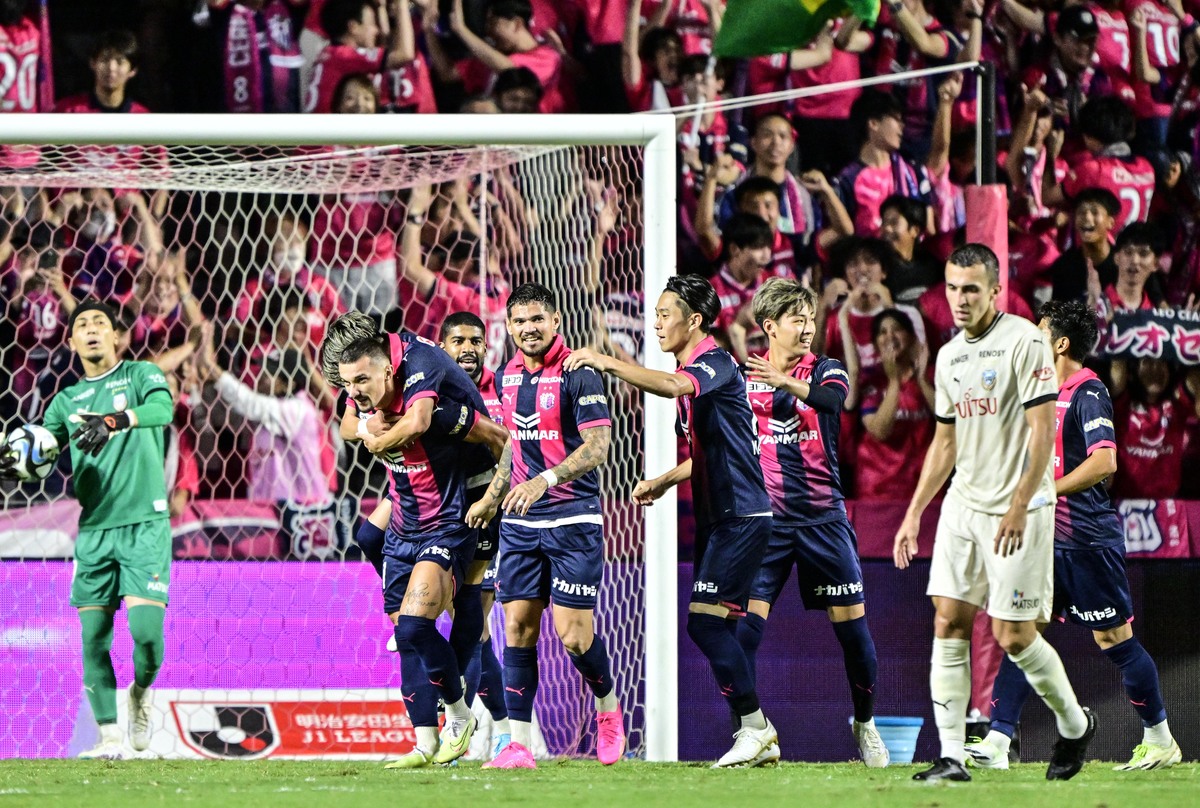 (2ページ目) 「映えとんなーw」C大阪の場外ステージに現れたお笑い芸人ZAZYの姿が話題！ チームカラーと同じピンク一色に「ドフラミンゴかと思った」「人選wうらやまw」の声！ | サッカー批評Web