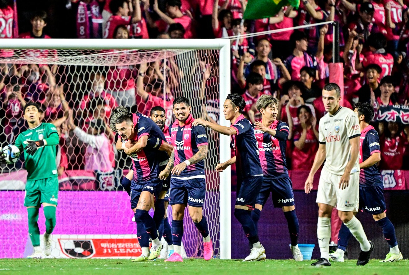 「映えとんなーw」C大阪の場外ステージに現れたお笑い芸人ZAZYの姿が話題！ チームカラーと同じピンク一色に「ドフラミンゴかと思った」「人選wうらやまw」の声！ | サッカー批評Web