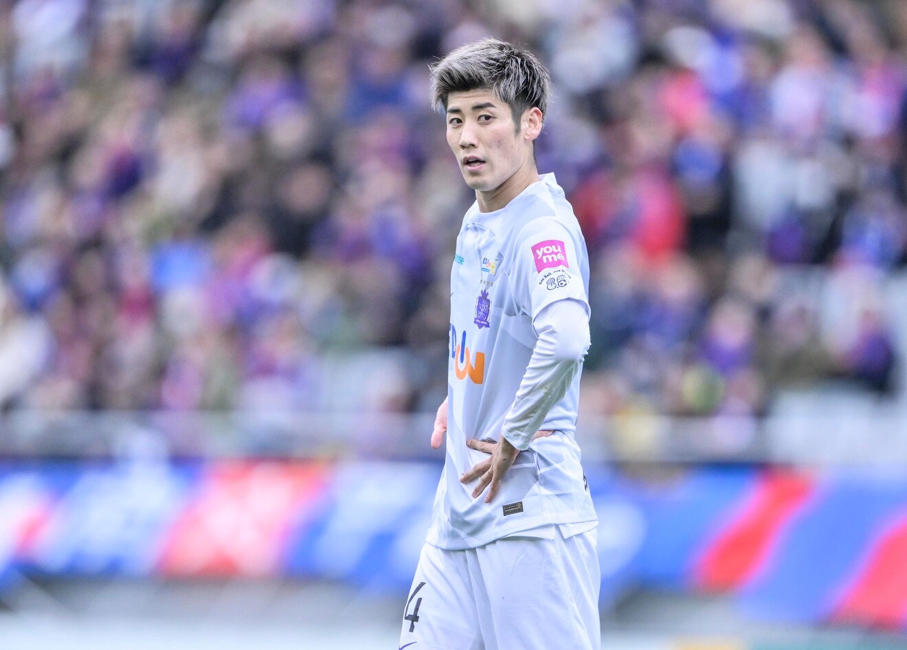 「高すぎる!!強すぎる!!」J1広島のエアバトラー荒木隼人の強烈劇的ヘッドV弾に「これはYAVAY」の声！ 香港でのACL2の一戦に「サポとの距離めっちゃ近！裏山！」とも話題に | サッカー批評Web