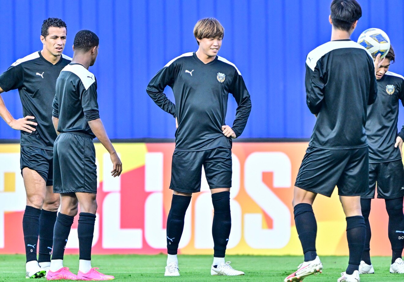 【川崎、パトゥム戦での戦い方(1)】DF大南拓磨が説く、「2つの臨機応変さ」と「攻撃の時間」……ACL初戦ではMVPに輝く最終ラインの要 | サッカー批評Web