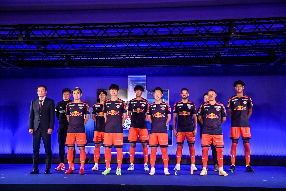 「実写CM出演オファーあるな」J2大宮イケメンのフォトセッションにファン興奮！「レッドブル飲ませてる、、、」「RB飲むだけでも絵になるねぇ」などの声 | サッカー批評Web