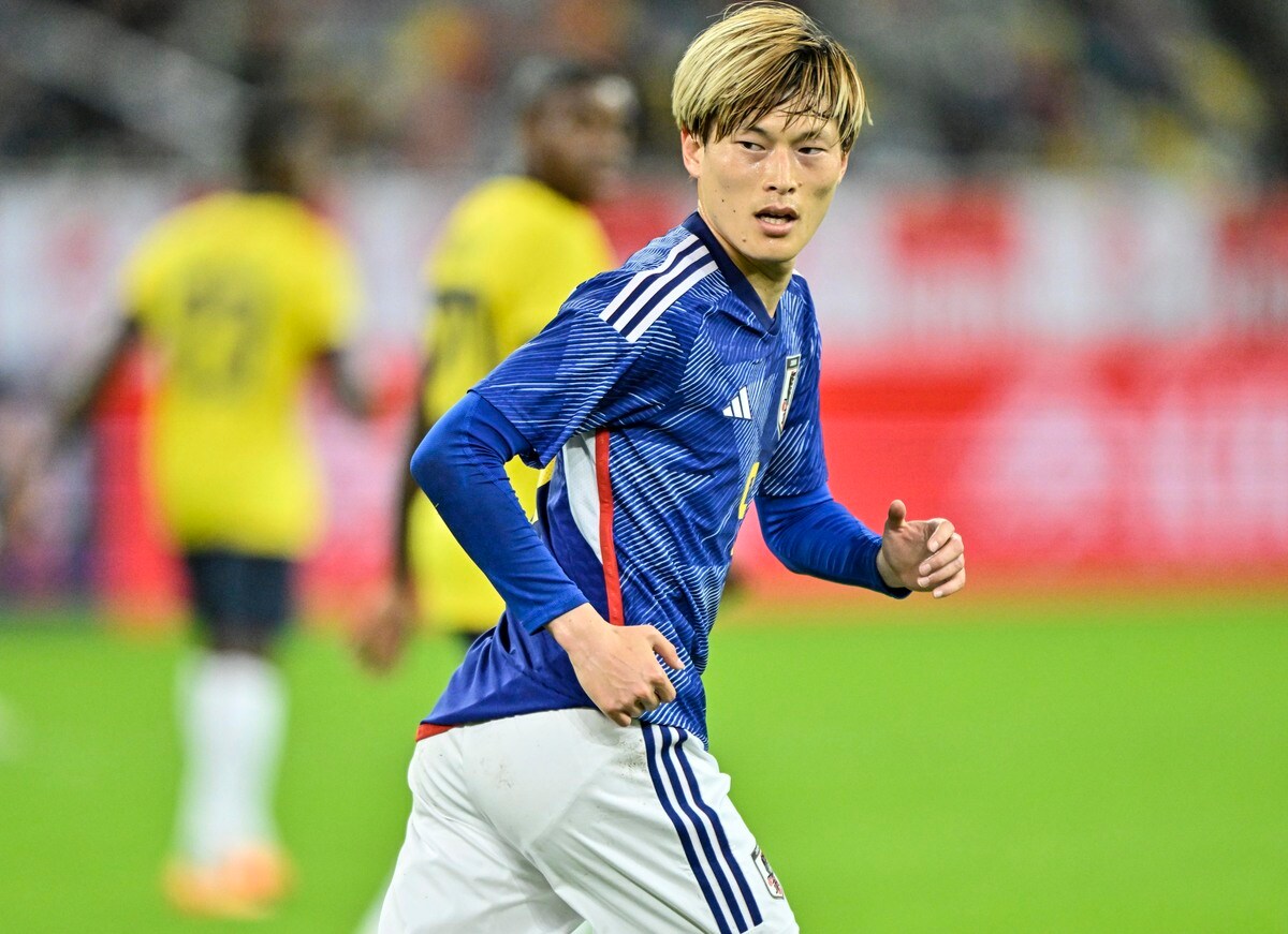 ｢こーゆーの面白い｣!! サッカー日本代表FW古橋亨梧がセルティックのレジェンド・中村俊輔の16年前の｢伝説的FKゴール｣を観る動画に反響! ｢かわいいやん｣などと話題となった｢シュール動画 ...