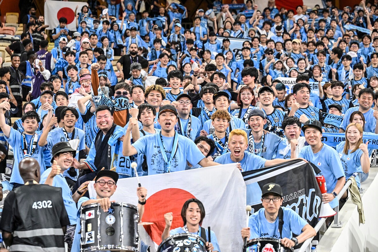 【サポーターアルバム】クラブ史上初のACLEファイナリスト、Cロナウドらスター軍団撃破を導いたサポーター300人の「勝利の記念集合写真37枚」！「川崎フロンターレ―アル・ナスル」 | サッカー ...