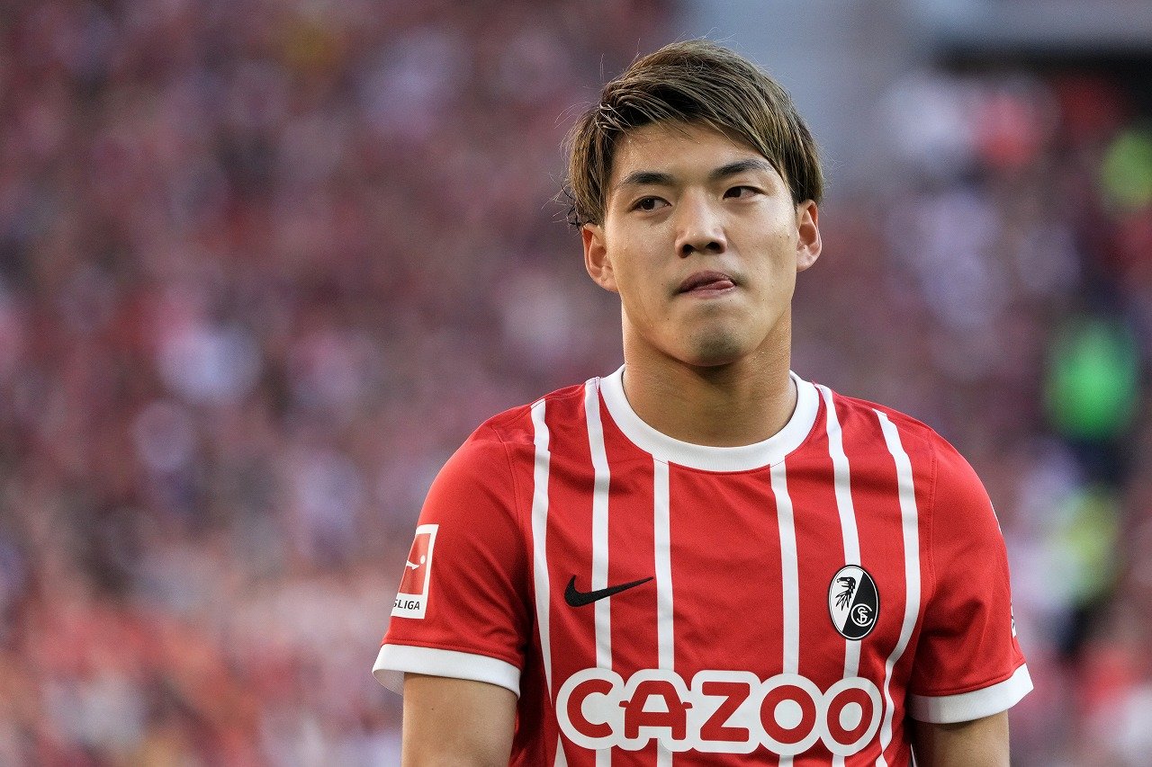 「もはやモデルでは」「本当にお洒落」フライブルクのサッカー日本代表・堂安律の「冬仕様ファッション」がファンから好評! オフの私服姿に「似合いすぎてて素敵」の声 サッカー批評web
