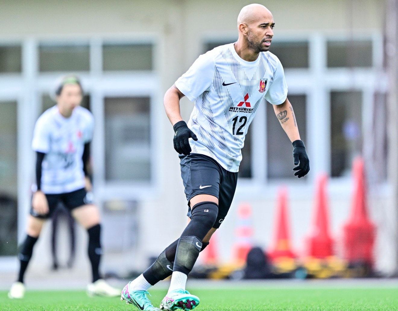 「激おもろなんだがww」「ワザと？偶然？w」J1浦和FWの、練習中に撮られた「まさかのサイズ感ショット」が異色の一枚と話題に！「お茶目」と、垣間見えた性格がファンに好評 | サッカー批評Web