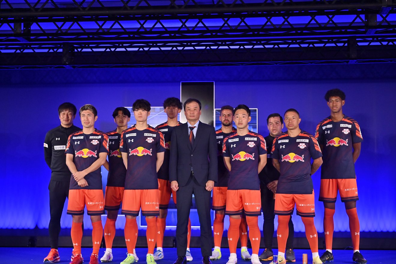 「これズルすぎ」「凄い嬉しそうじゃん」F1角田裕毅×J2大宮FW杉本健勇のレッドブル“コラボ写真”に反響！「垣根を越えたっ!!」「去年は想像もできなかった写真だ…」の声 | サッカー批評Web