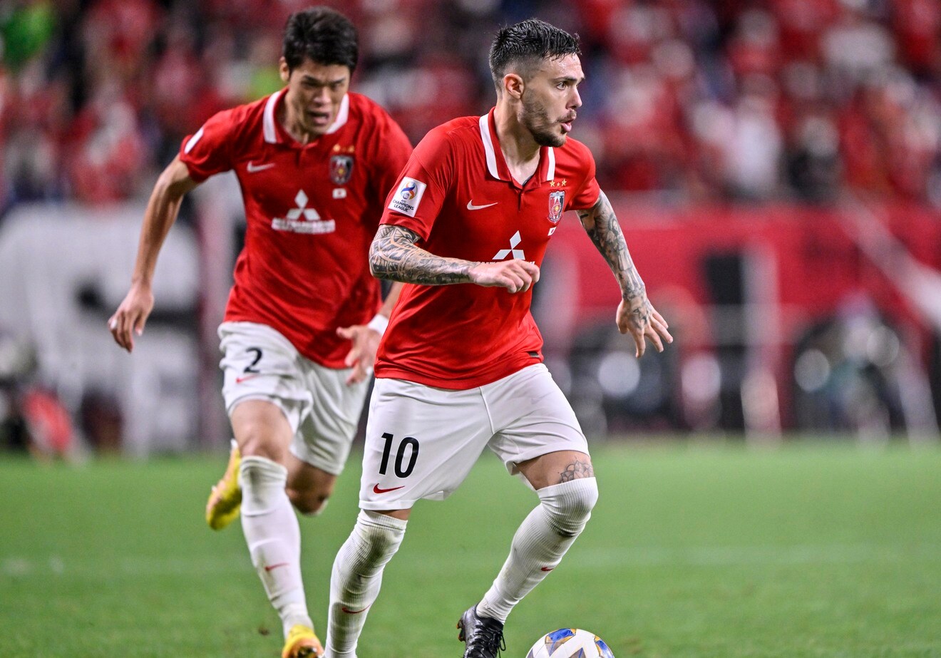 「なにこの胸キュン展開」浦和レッズMFダヴィド・モーベルグがカメラマンに「恩返し撮影」！ ACL全北現代戦後のピッチで見せた「素敵過ぎる」行動 | サッカー批評Web